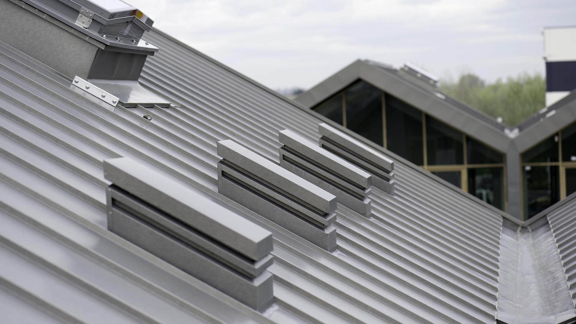 Lattonerie in zinco-titanio zintek® per: grondaie, colmi, elementi di ...